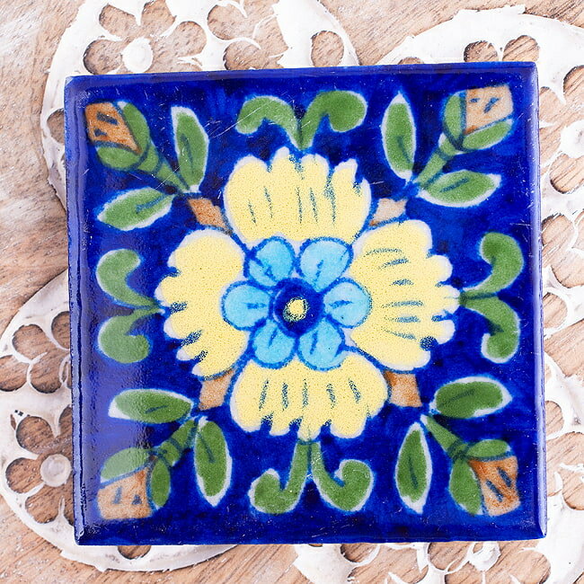 ■〔7.5cm×7.5cm〕ブルーポッタリー ジャイプール陶器の正方形デコレーションタイル 青黄花の詳細 大きさ縦：約7.5cm×横：約7.5cm×厚み：約0.7cm 素材陶器 重量約100g程度 ご注意こちらは手作りで作られている為、形や...