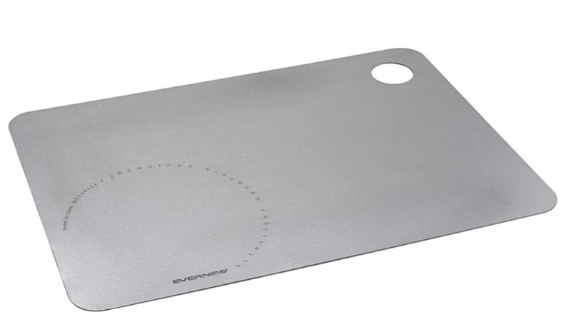エバニュー(EVERNEW) Ti Plank B5 ECA622Titanまないたサイズ : 82×257mm質量 : 125g素材 : 純チタン(国内製造)