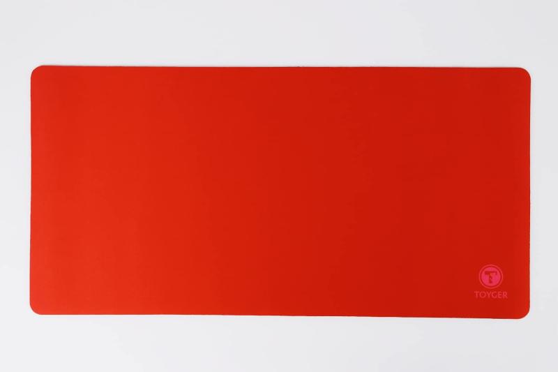 TOYGER プレーンプレイマット (Plain Playmat) シンプルで無地の使いやすいプレイマット (レッド)シンプルな無地のプレイマットはいかがですか？ カードゲーマーには必需品になったプレイマット。 柄のあるプレイマットも多く存...
