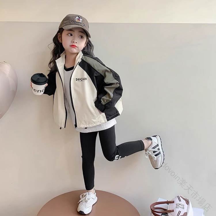 子供用カジュアルジャケットスタンドカラーデザインで両サイドにポケット付き春秋時にサッと羽織れる万能アイテム♪着回し力抜群で1枚あると大活躍♪お出かけにはもちろん、通園・通学にも着られる1枚です。 サイズ90 100 110 120 130 ...