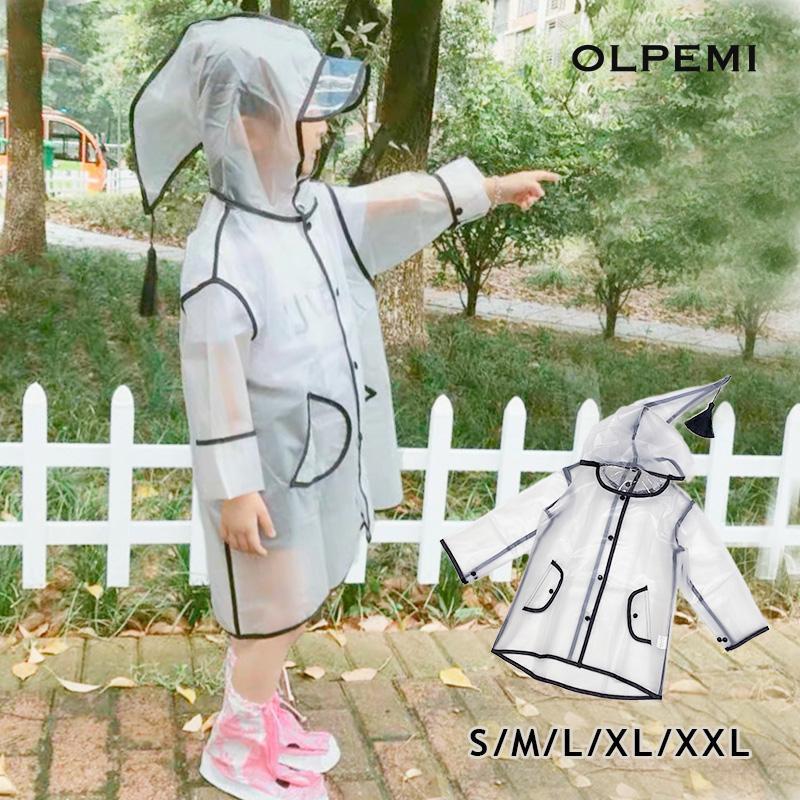 黒い縁取りとフードのとんがり帽子が可愛くインポートらしいレインコート♪シンプルなカラーでユニセックスで使えるカッパです。後ろ丈が長くなっているのでリュックやランドセルの上から着て通園、通学時にもぴったり！袖口にはボタンが付いているので袖口を...