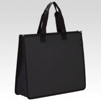 ●規格：B4判 ●外寸：縦325×横385×マチ100mm ●ひも長：380mm ●材質：PP，マチ部分＝ナイロン ●内ポケット，底板付