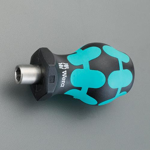 仕様：●メーカー:Wera●型番:008880●商品名:811/1●差込ビット対辺:1/4”●軸長(mm):11●全長(mm):54●先端マグネット付●狭所での作業に適したスタビー仕様●軸部の根本の六角形状で転がりや紛失を防止するアンチロー...