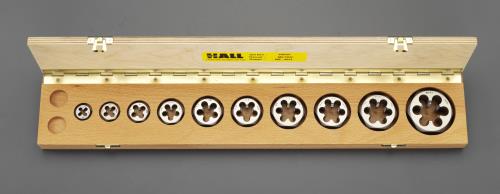 仕様：●材質:HSS●サイズ(メトリック細目):M6×0.75・M8×1・M10×1・M12×1.25・M14×1.25・M16×1.5・M18×1.5・M20×1.5・M22×1.5・M24×2●木製ケースサイズ:520(W)×90(D)...