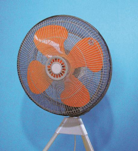 仕様：●材質:ネット:ナイロンひも:ナイロン●大型扇風機用の巻き込み防止ネットです。●工場作業時などで飛散物・落下物などの巻き込み対策に最適●裏側に回してひもで結んで取り付けます。●適用羽根径:500mm以下●工場扇は別売りです。商品画像に...