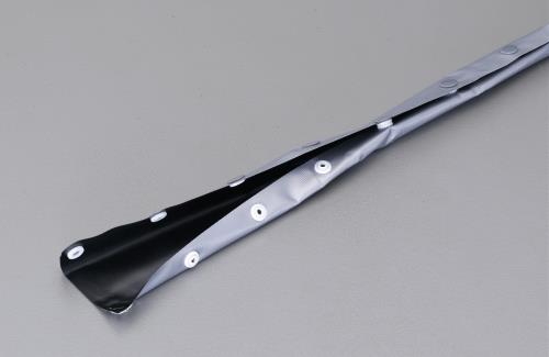 仕様：●メーカー:興和化成●型番:KST-30R●商品名:スナップチューブ●呼径:φ30mm●全長:5m●色:ブラック&グレー(リバーシブルタイプ)●材質:シート:難燃性塩化ビニール(ポリエステルクロス入)ボタン:ポリアセタール樹脂●使用温...