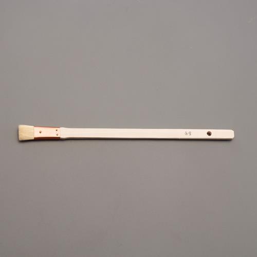 仕様：●毛幅:15mm●毛丈:18mm●玉厚:5mm●毛質:ふつう●全長:252mm●重量:約9.0g●金具幅:14mm●型式:平●山羊毛●目地用●油性用●狭い箇所や細かいところもきれいに塗れる、小回りのきく便利な短毛タイプの目地用平刷毛で...