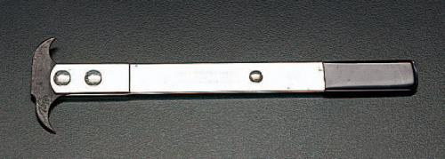 仕様：●全長:310mm●用途:オイル、グリースシールの取り外しに●2サイズのチップがついています。●オイルシールやグリスシールの裏側に先端を差し込んで押し引きするだけです。商品画像に関する注意事項：●画像に数字等の情報が入っている場合は、...