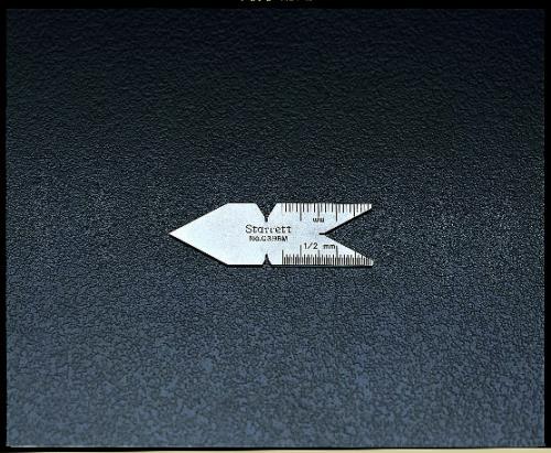 仕様：●サイズ:メートリック、60°●目盛:ミリ●全長:56.7mm●本体サイズ:56.5×19×1mm●バネ鋼製●旋盤センターの角度、ねじ切り用切削工具の角度検査に使用されます。●スプリング焼き入れ鋼製で、耐久性が高く、サテンクローム仕上...