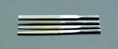 仕様：●全長:85mm●コーティング長:45mm●粒度:電着ダイヤモンド#140●形状:燕尾(4.7×2.3mm)●ハンドル:EA826VM-0(別売)●シャンク部:丸柄●軸径:3mm商品画像に関する注意事項：●画像に数字等の情報が入ってい...