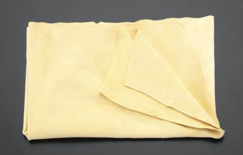 仕様：●材質:シャモア(スイスカモシカ)革●サイズ:380×360mm (天然物の為形状は多少異なります)●貴金属、宝石類の拭き上げに使用して下さい。●なめし皮●皮のため静電気が発生しない。商品画像に関する注意事項：●画像に数字等の情報が入...