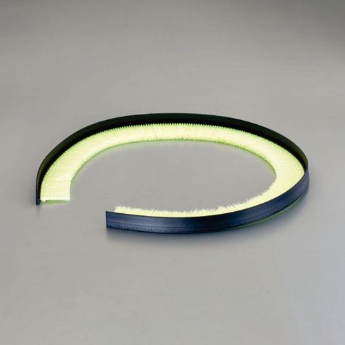 仕様：●材質:PP●色:黒●長さ:1m●毛丈:40mm●全高:46mm●ブラシ径:0.2mm●取付:ビス穴加工や接着が必要です。●重量:100g●※シャッターの隙間対策には使用しないでください。●フレームにゴムを採用しているので「曲がる」「...