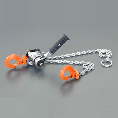 仕様：●使用荷重:0.25t●最大巻取長:1m●重量:2kg●フック口開き:20mm●手巻力量:30kg●フック間最小距離:235mm●ロードチェーン:線径:4.3mm、掛数:1●ラチェット式で、使い易く安全です。●遊転ツマミで、揚程を瞬時...