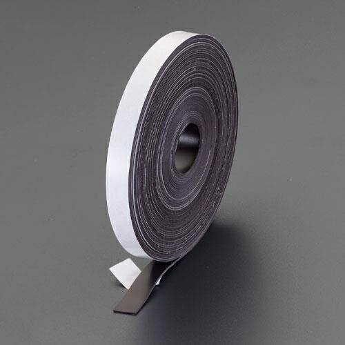 仕様：●長さ:10m●幅:20mm●厚み:0.75mm●重量:630g●吸着能力:44gf/cm2●材質:フェライト磁石、熱可塑性樹脂●使用温度:80度以下●着磁:片面●非着磁面に便利な粘着付きマグネット●必要な分だけカットでき、無駄なく効...