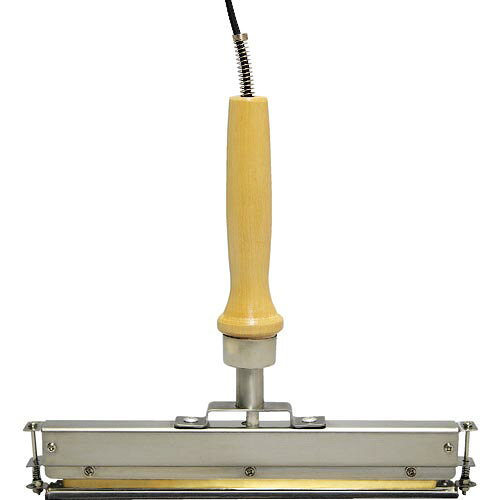 特長：片手で押すだけでシールができる、かんたん操作のシーラーです。ハンディタイプで使用場所を選びません。用途：ビニール、POフィルムの溶断に。仕様：シール幅(mm):3シール長さ(mm):205電源(V):AC100消費電力(W):60本体...