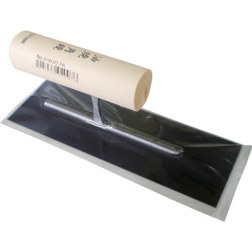 特長：コテ部に工具鋼、板厚0.5mmの焼き入れ鋼です。用途：材料が薄く、硬いためモルタル塗り作業・ブラスターの塗り付け・土間仕上げ・補修作業。仕様：コテ長さ(mm)：180元幅(mm)：60先幅(mm)：60材質／仕上：コテ部:工具鋼、焼き...