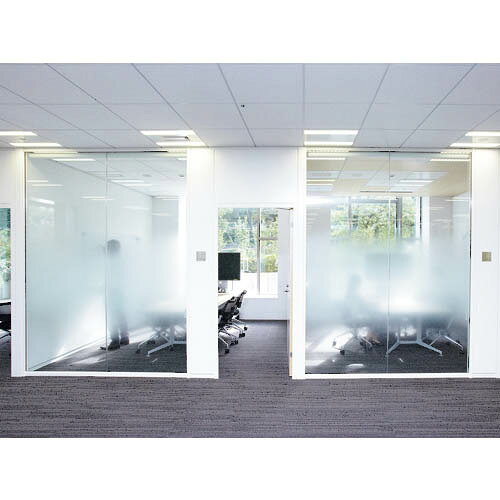 特長：クラウドは、1枚のフィルムの中で徐々に柄が濃くなっていくガラス用装飾デザインフィルムです。グラデーション効果によって自然な目隠し効果、空間を遮る演出が可能です。デザインのみならず、有害な紫外線を99％以上ブロックすることができるので、...