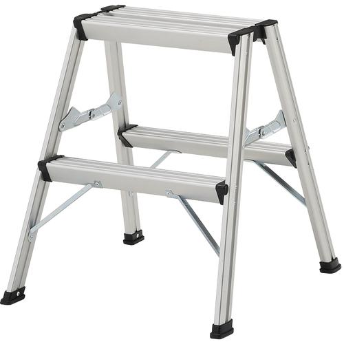 特長：工場・内装工事などの多様な現場での使用に耐える業務用踏台です。従来製品よりも耐久性を向上させました。正面幅広タイプです。オールアルマイト仕上げです。用途：工場・内装工事などの多様な現場で。仕様：最大使用質量(kg)：130天板高さ(m...