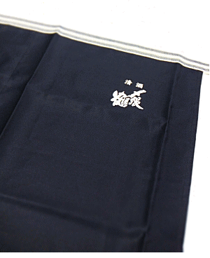 商品詳細 商品名 〆張鶴 前掛け 縦幅 56 横幅 47 ポケット あり 　　 特徴 業務用なだけあってとっても丈夫。何度洗ってもくたびれにくいので、汚れやすいアウトドアに最適なのです。 また、生地がしっかりしているので熱い持ち手の鍋を持っ...