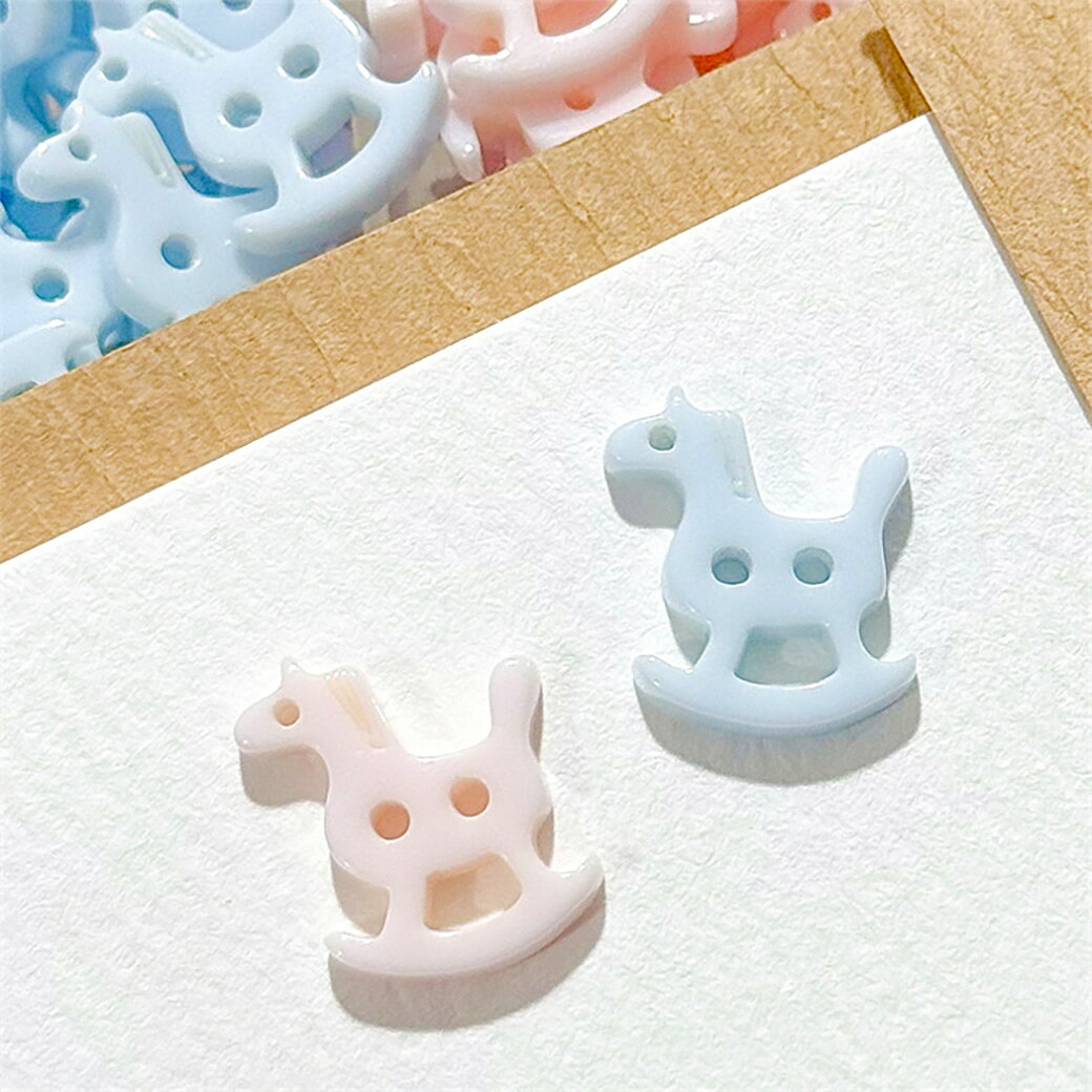 【商品詳細】 商品名 【木馬ボタン 15mm 5個入】 数量5個入 材質プラスチック サイズ15mm ご注意 ・小さな商品です。口の中には絶対に入れないでください。窒息などの危険があります。 ・誤飲の危険がありますので、お子様には絶対に与え...