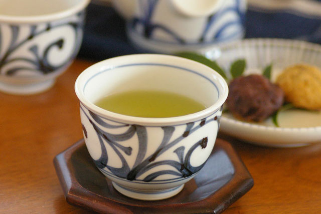 　からくさの湯呑（大） おいしい緑茶をたっぷり淹れて。モダンな唐草が魅力。 梅山窯ばいざんがま 使いやすく定番の形の大きめの湯呑。たっぷりお茶を楽しめます。お客様のおもてなしにもぴったり。 からくさの絵付けが湯呑をかこみます。白磁に緑茶がき...