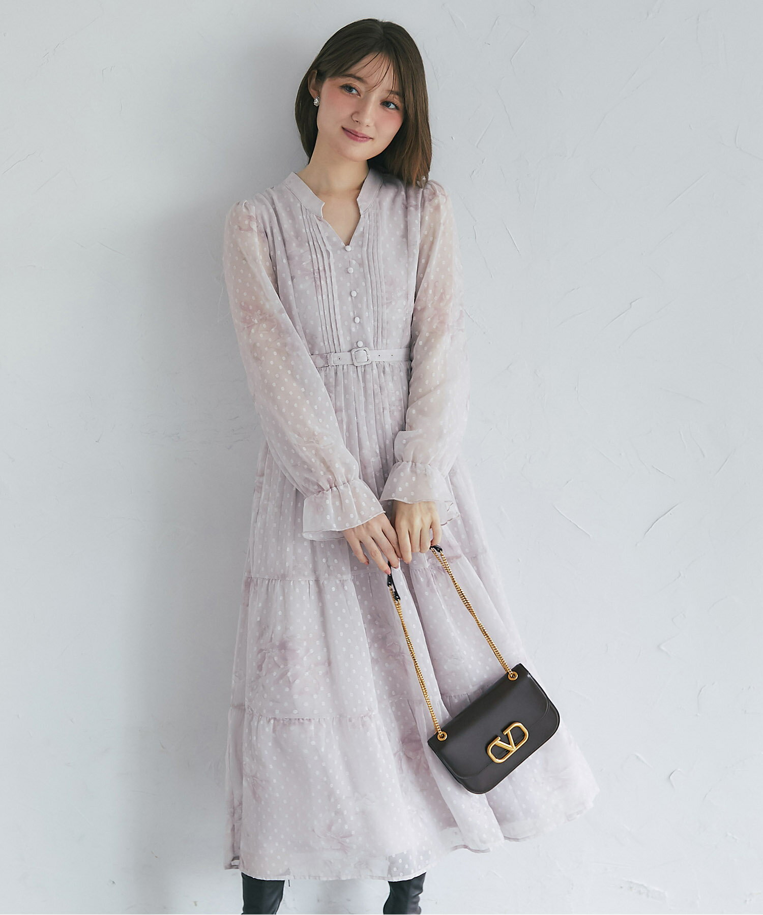 【mirose】 ベルト付きオパールドット×フラワープリントティアードワンピース 儚げなニュアンスカラーの オパールドット×フラワープリントで 立体的な洒落感を演出するワンピース。 お顔周りをスッキリ見せるスキッパーデザイン♪ フロントには...