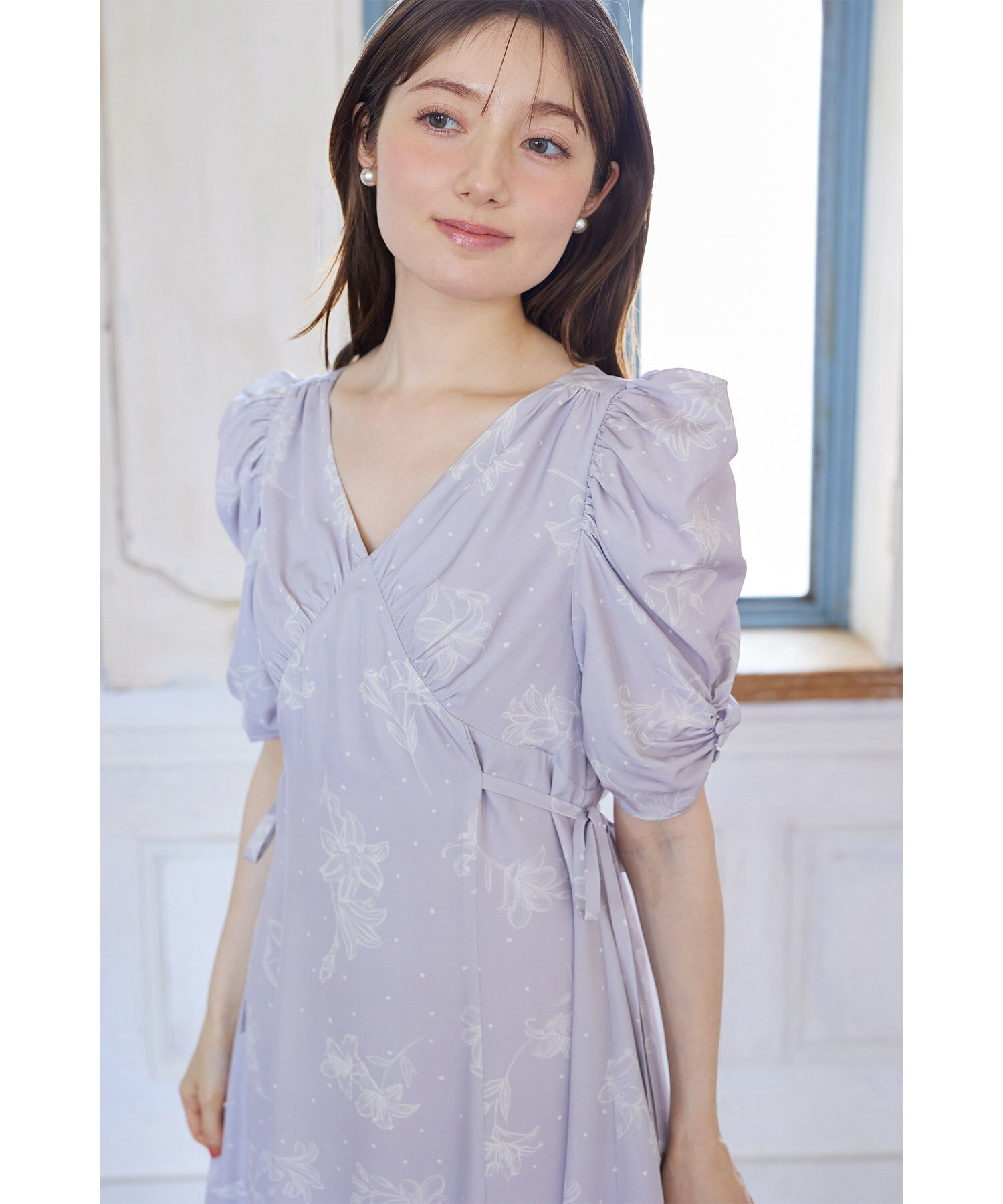 【laurina】 サイドリボン付きパワーショルダーフラワープリントワンピース ニュアンスカラーのフラワー×ドットプリントで 旬の可愛さを纏う、洒落感たっぷりのワンピース。 くるみ飾り釦付きのパワーショルダーで トレンドライクな表情をプラス...