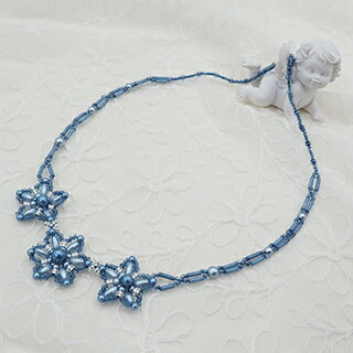 ※商品写真はできる限り実物の色に近づけるよう加工しておりますが、お客様のお使いのモニター設定、お部屋の照明等により実際の商品と色味が異なる場合がございます。KN-002 (すくも藍キット)ネモフィラのネックレス 【トーホービーズ公式：ファク...