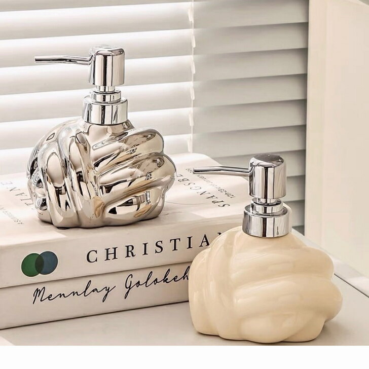 ソープボトル セラミック ディスペンサー 全3色 詰め替え 韓国 おしゃれ ユニークな見た目のソープディスペンサー。ナチュラルテイストに馴染むクリームカラーと、高級感が漂うシルバーカラーの3色展開。ホワイト新登場！置くだけで水回りをお洒落に...