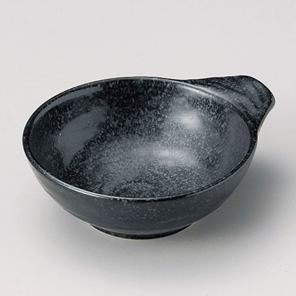 シックな黒がどんなシーンにも馴染みやすい。大き目なサイズ感でたっぷり入ります。手持ちの部分に段があり持ちやすい。 ●型番：28-122-128-ka ●サイズ（約）：15.2×12.8×4.9cm ●重量（約）：256g ●産地：日本製 美...