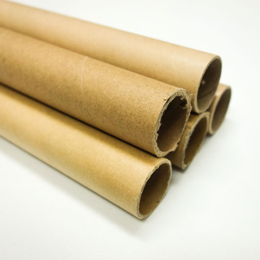 用途：生地の保管用 サイズ：巾 70~80cm、内径 2.5~3.3cm 素材：紙 ※色が白、ベージュのものが混ざります。ものにより小さい穴あきのものや、端にプラスチック状の蓋の付いたものがあります。 ※長さをカットしたものも有るので、端が...