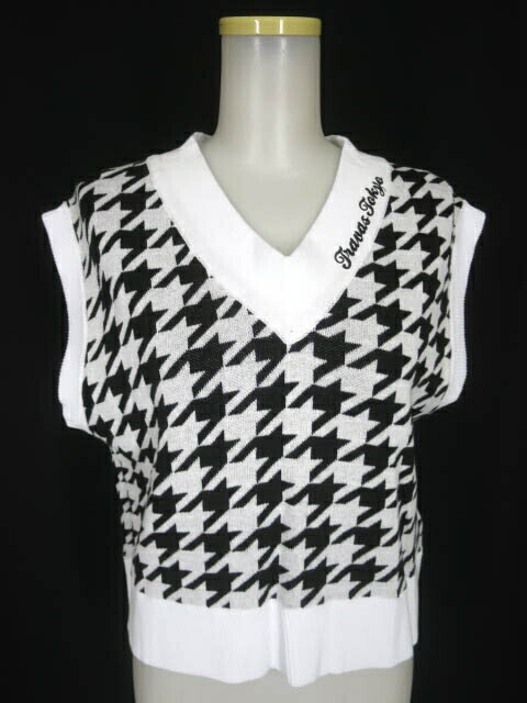 リサイクル品につきましては、記載の無い軽微なしみ・汚れ・傷等がある場合がございます。予めご了承の上ご購入ください。詳細はこちら ■商品説明■【PRICE DOWN】 千鳥格子柄ニット素材のショートVネックベストです。ダブルジャガード織りで高...