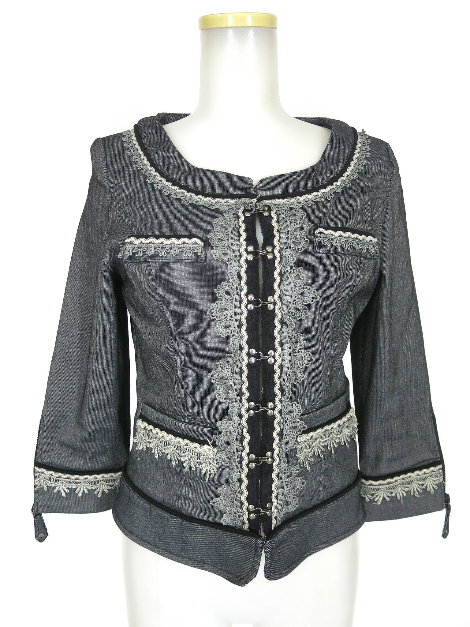 リサイクル品につきましては、記載に無い軽微なしみ・汚れ・傷等がある場合がございます。予めご了承の上ご購入ください。詳細はこちら ■商品説明■ レースをあしらったノーカラージャケットです。七分袖くらいです。フロントはフックボタン仕様です。生地...