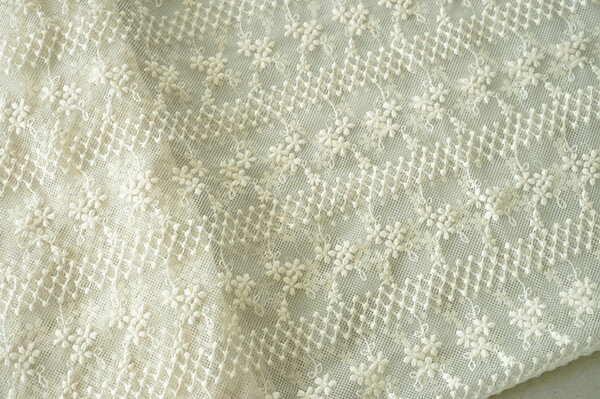 素材 刺繍部分綿　網-ポリエステル合成繊維 サイズ 刺繍部分幅約135cm 商品説明 数量1＝50cm、2=1mになります。●コチラの商品はご注文頂いてからカット致します。返品をお受け出来ない場合がございます。 ※多少のほつれや糸の飛び出し...