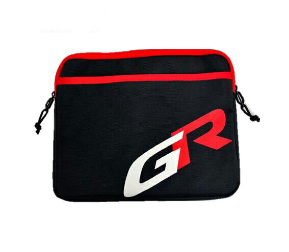 商品名：TOYOTA GAZOO Racing トヨタガズーレーシング TGR collection オフィシャルグッズ タブレットケースサイズ：横幅：27cm × 高さ：21cm × マチ幅：2cmカラー：ブラック材質：ポリエステル100...