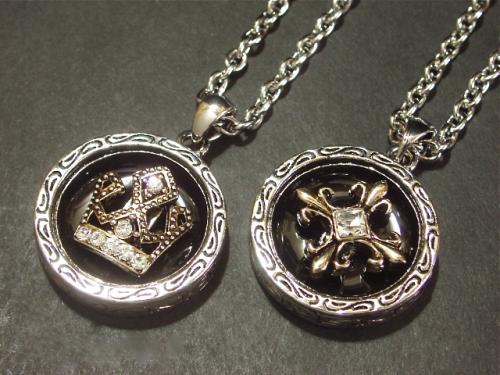 ☆弊社人気商品です☆ ストーン入りで高級感有ります。 ゴールドメッキされた王冠（クラウン）モチーフとクロス(十字架)モチーフネックレスです。 ◆Angelina◆ ラインストーンネックレス・クラウン・クロス/メンズ/十字架/王冠/M-239...