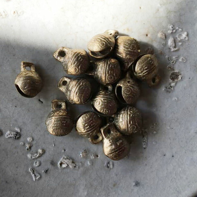 【山岳民族】真鍮の鈴 (10個入) Comment タイの山岳民族が装飾に使う真鍮製のベルです。ちりんちりんと小さめに可愛らしくなります。 Texture 真鍮 Size 高さ約13mm × 幅約9mm Sipping メール便OK