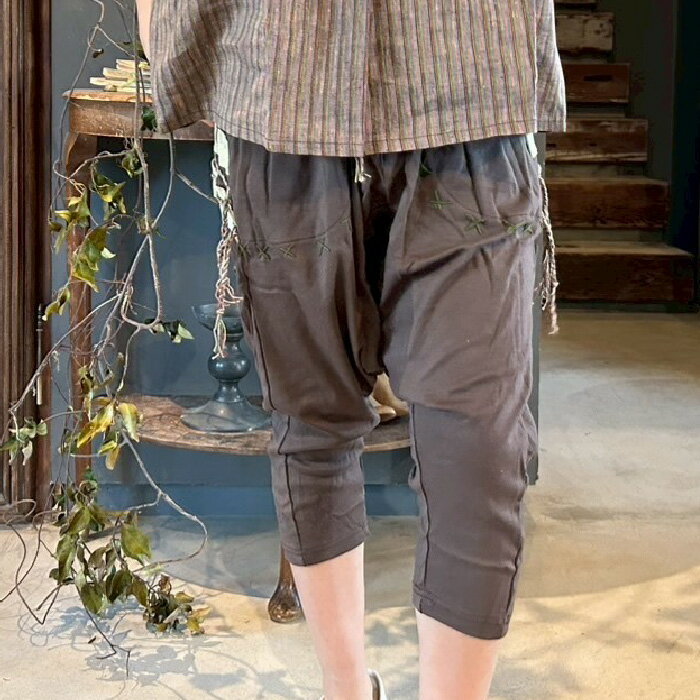 【tompa original】 パッチ＆ステッチワークのジャージサルエルパンツ☆ チョコレートブラウンの薄手ジャージ素材にナチュラルなほっこり感を強調したデザインのサルエルパンツです！ヒップには別布でパッチワークがほどこされ、ポケット周り...