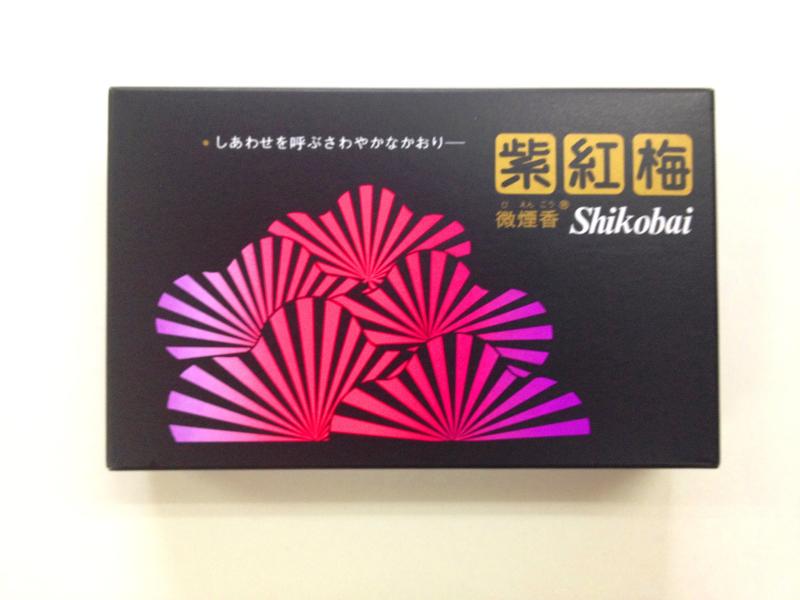 微煙香 黒紫紅梅 大サイズ:150*93*33(mm)煙が少ないのでのどにやさしく、更に住居を汚す度合いも低い、まさに現代生活様式にマッチしたお線香。