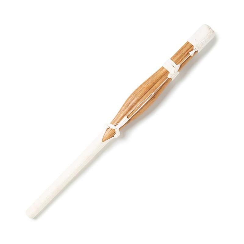 [] 剣道 素振り竹刀 短い 室内用 72cm 1050g【仕様】素振り竹刀【素材】合成竹材 【長さ】72cm 【重さ】1050g【室内用】天井の低い部屋で素振りができる短い竹刀です、重さは実戦用竹刀より500gぐらい重いです。【利用対象】...