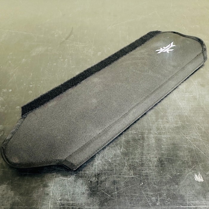 スノースクートのフレーム中央に巻いて取り付ける、JYKK SNOWSCOOTのロゴ入りトップチューブパッドです。 内部にウレタンパッドを備え、少し厚みのあるしっかりとした作り。リフト乗車時にフレームへ付く傷を抑え、足元がトップチューブに触れ...