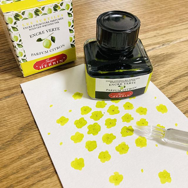 ふわりと心地よく、ほのかに香るお手紙を。 文字や絵を描くたび、レモンの爽やかな香りをほのかに感じるインクです。 1670年にパリで開業したインク工房 メゾン・エルバン の、香りを放つ植物がモチーフのインクシリーズ。 『香水の都』として有名な...
