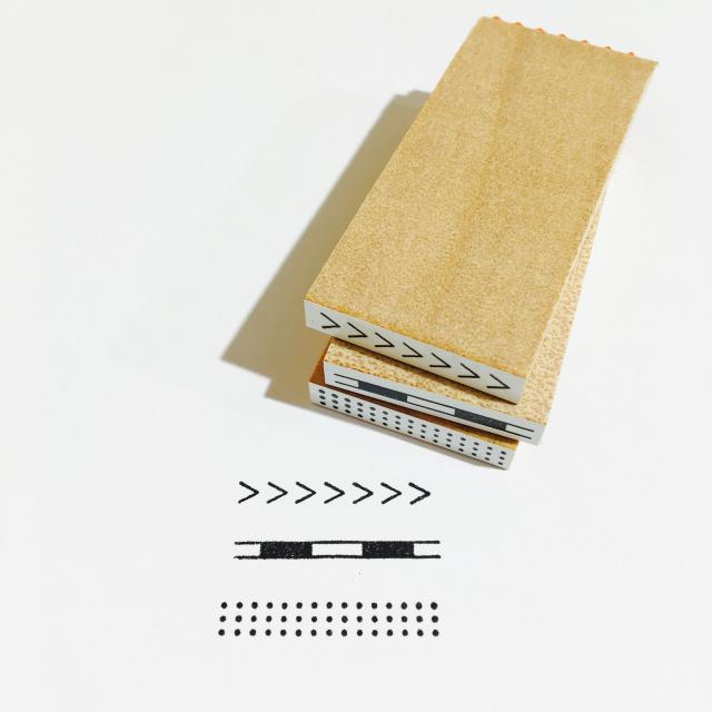 手帳のマンスリーブロックにぴったり押せる小さなテープ型のはんこセット。予定に合わせて横につなげても、四角く囲んでもかわいく仕上がります。『線路』は出張や旅行のプランニングにぴったり ! ラインマーカー代わりにタイトルの上に押しても良いですね...
