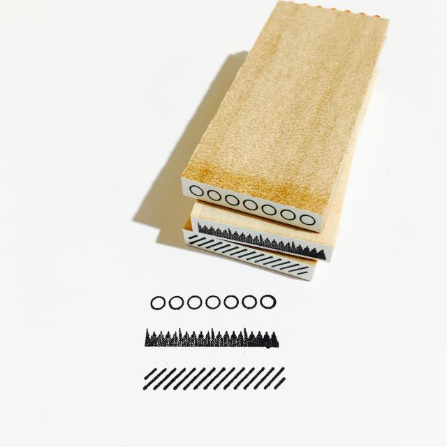 手帳のマンスリーブロックにぴったり押せる小さなテープ型のはんこセット。予定に合わせて横につなげても、四角く囲んでもかわいく仕上がります。『丸リスト』は縦に使えば TO DO リストにも ! ラインマーカー代わりにタイトルの上に押しても良いで...