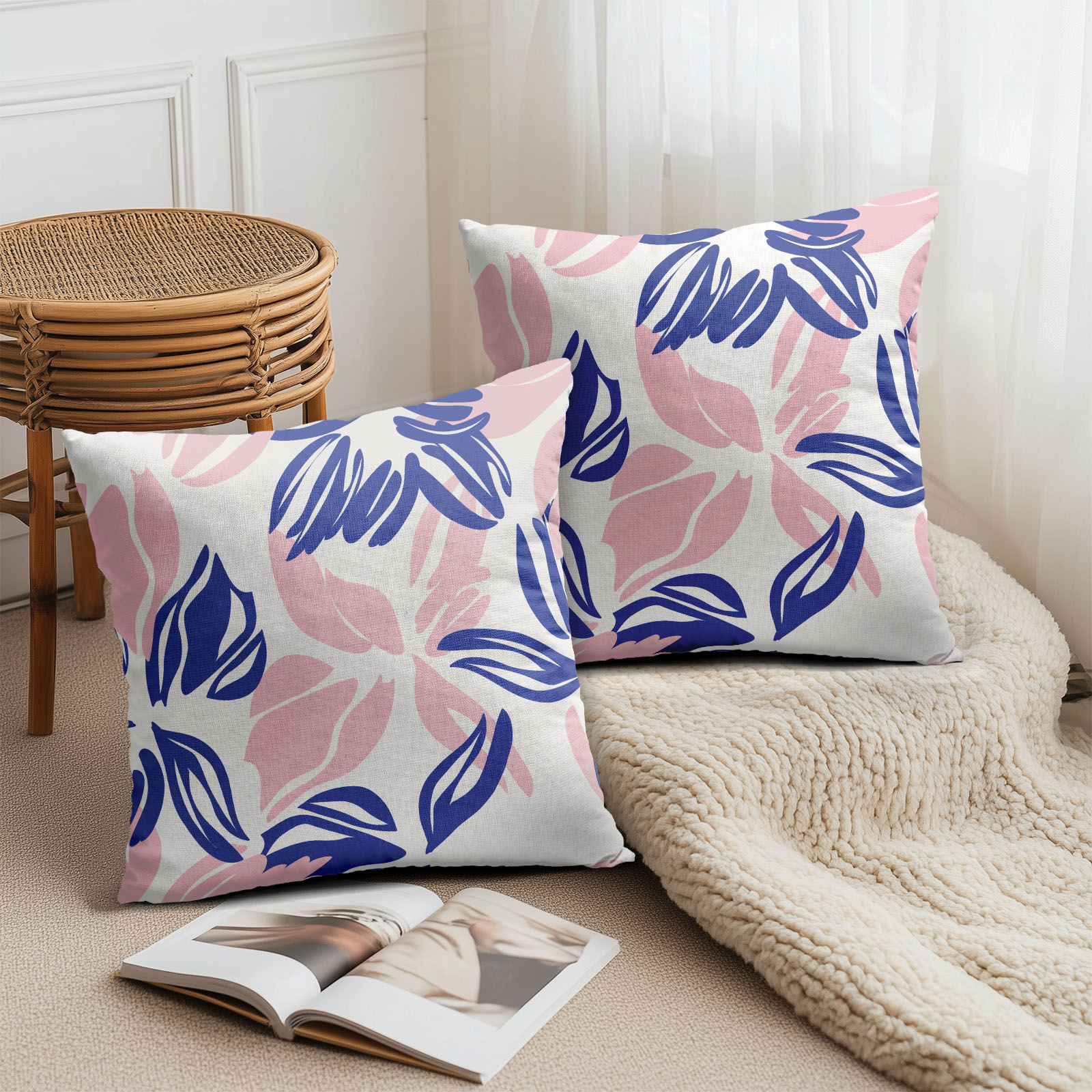 商品情報おすすめの使用シーンと対象このクッションカバーのデザインは、鮮やかなピンクと深い青色を基調にした抽象的な花模様が特徴です。大きく、流れるような形状の花びらが、シンプルでありながらもダイナミックに配置され、視覚的に強いインパクトを与え...