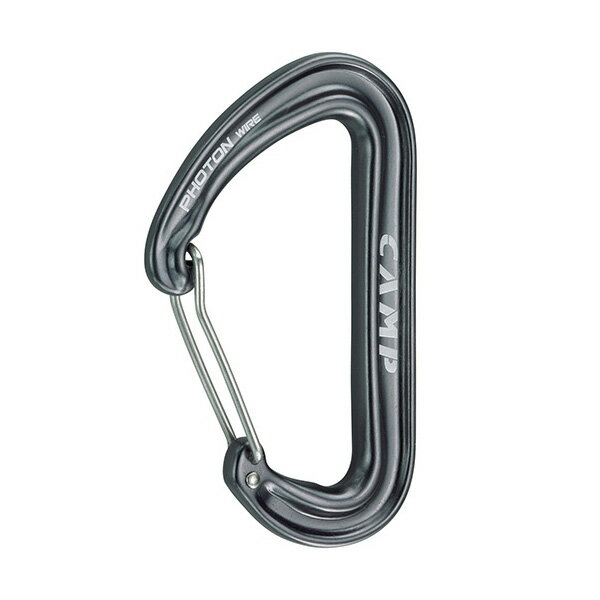 Photonのボディにワイヤーゲート仕様でさらに軽量化されたカラビナ。ポピュラーなカムカラ—と組み合わせできる8色展開。高さ：100mm幅：62mmゲート幅：26mm重量：約30gクローズドゲート：22kNオープンゲート：9KNマイナーアク...