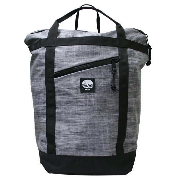 ※北海道・沖縄へは発送できません、ご注文はキャンセルになります。 トートバッグでもありバックパックでもあります。旅行や冒険中など何かと使えるバッグです。内側には15インチのラップトップPCが収納できるスリーブやジップポーチがあり、外側には深...