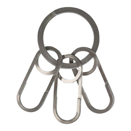 マット調シルバーのステンレス製キーリングです。クリップ型のリングはリーチが長いため、自由度が高くお使いいただけます。リングは、浮き部分を軽くつまむだけで、爪を傷つけることなく簡単に開閉することができます。サイズ：約幅32×高さ60mm重量：...