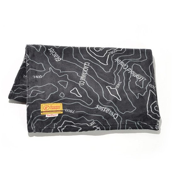 ※北海道・沖縄へは発送できません、ご注文はキャンセルになります。 業界初の「燃えない」マイヤー毛布素材を使用したブランケットです。肩掛けとしてはもちろん、下半身をすっぽり覆える大きさで、スナップボタンを留めればポンチョとしてもご利用いただけ...