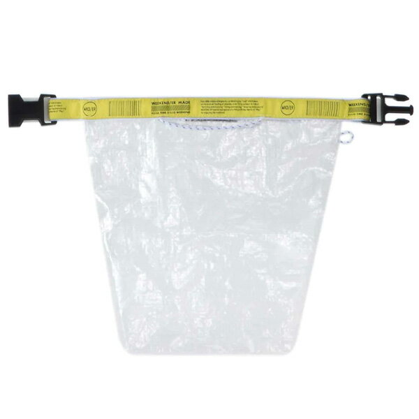 水に強い、軽い、汚れが付着しずらい、付着しても拭いて取れる、アウトドアに適した素材のPE素材を使用した、中が見えるキャンプギア収納ケース。中に収納したら面ファスナーを留めて、口元をくるくると巻きバックルを留める、ロールトップ式。バックル部分...